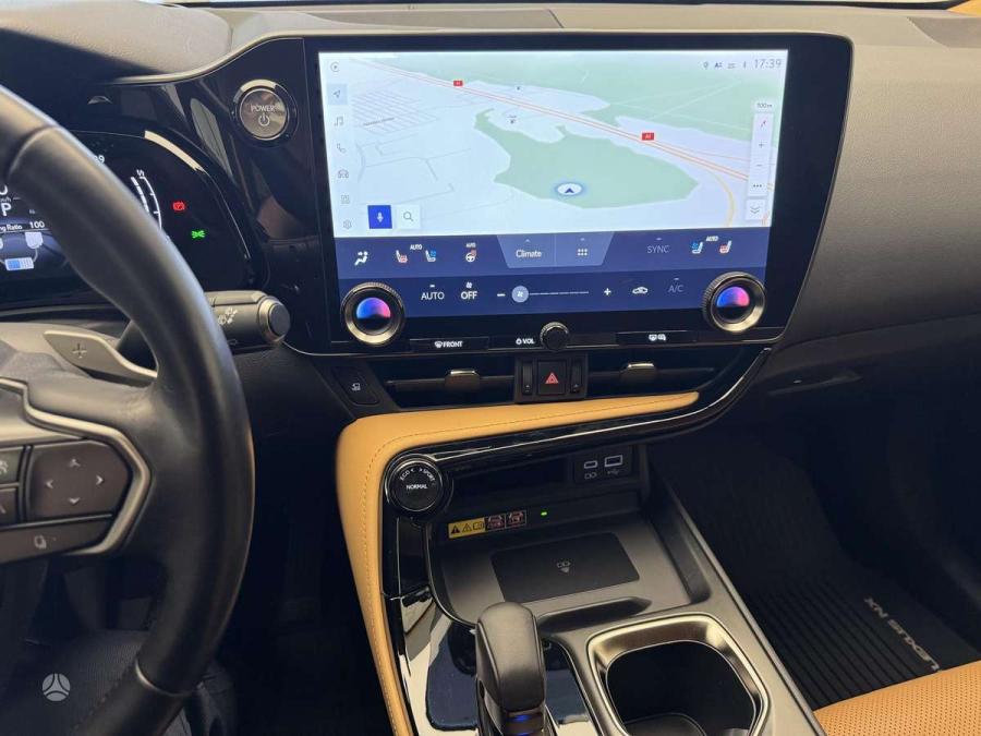 White Lexus NX 350h 2022 in Kaunas, with an engine capacity of 2.49 L and mileage of 93 thousand km for 42900 €, photo 17 on AUTOMOTO.COM.LV