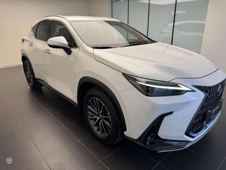 White Lexus NX 350h 2022 in Kaunas, with an engine capacity of 2.49 L and mileage of 93 thousand km for 42900 €, photo 18 on AUTOMOTO.COM.LV