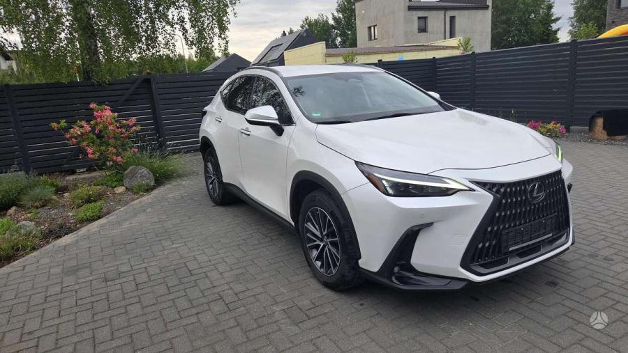 Белый Лексус NX 350h 2023 в Вильнюс, объемом двигателя 0.00 л и пробегом 180 тыс. км за 33700 €, фото 3 на AUTOMOTO.COM.LV