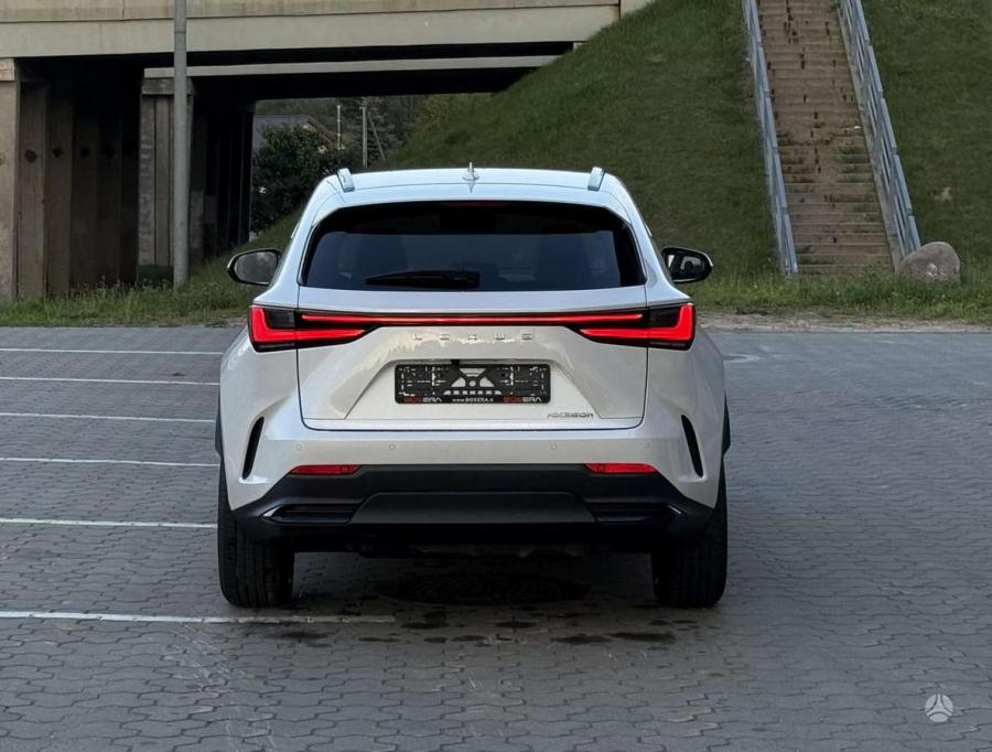 Белый Лексус NX 350h 2023 в Вильнюс, объемом двигателя 2.49 л и пробегом 120 тыс. км за 34990 €, фото 7 на AUTOMOTO.COM.LV