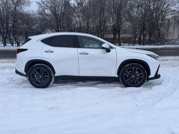 White Lexus NX 350h 2024 in Kaunas, with an engine capacity of 2.50 L and mileage of 10 thousand km for 45000 €, photo 3 on AUTOMOTO.COM.LV