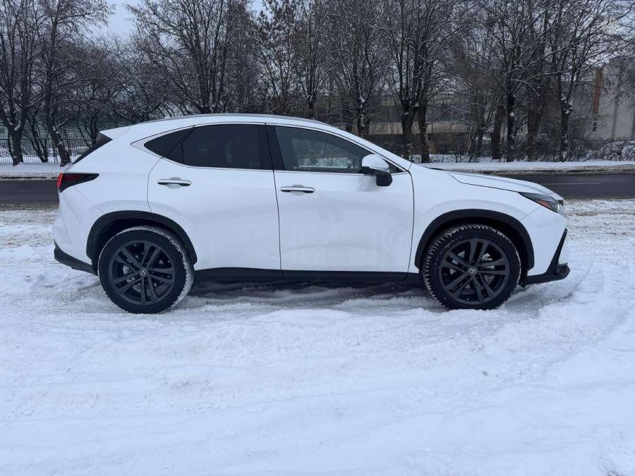 White Lexus NX 350h 2024 in Kaunas, with an engine capacity of 2.50 L and mileage of 10 thousand km for 45000 €, photo 3 on AUTOMOTO.COM.LV