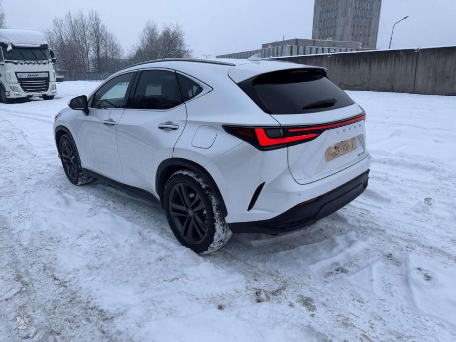 White Lexus NX 350h 2024 in Kaunas, with an engine capacity of 2.50 L and mileage of 10 thousand km for 45000 €, photo 5 on AUTOMOTO.COM.LV