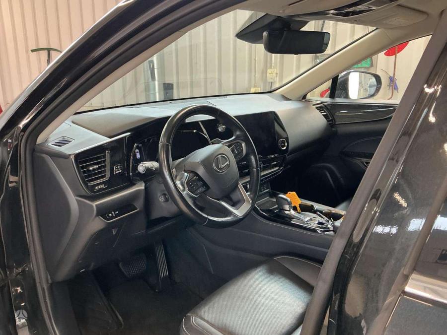 Melns Lexus NX 450h 2022 Viļņa, ar dzinēja tilpumu 2.50 L un nobraukumu 164 tūkst. km par 37300 €, foto 13 vietnē AUTOMOTO.COM.LV