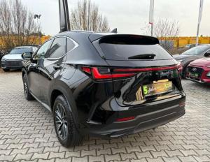 Black Lexus NX 450h 2023 in Vilnius, with an engine capacity of 2.50 L and mileage of 45 thousand km for 49950 €, photo 4 on AUTOMOTO.COM.LV