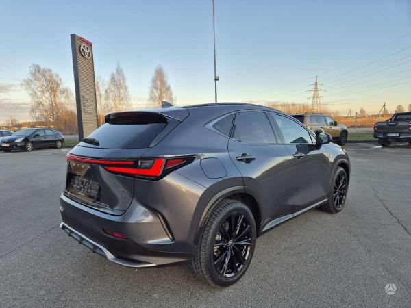 Pelēks Lexus NX 450h 2022 Panevēža, ar dzinēja tilpumu 2.49 L un nobraukumu 73 tūkst. km par 48990 €, foto 4 vietnē AUTOMOTO.COM.LV