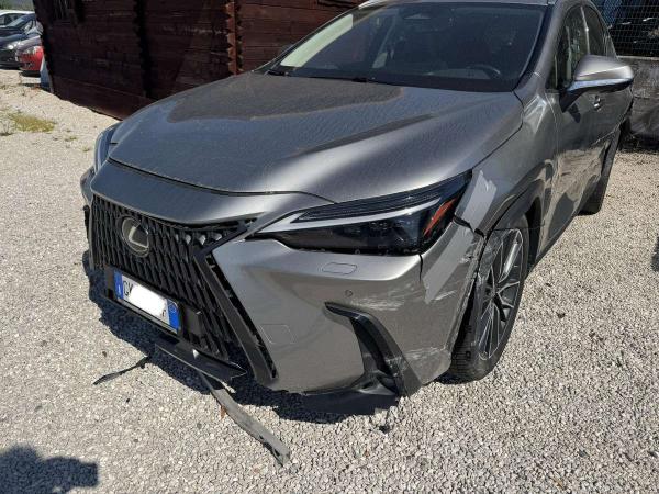 Серый Лексус NX 450h 2022 в Вильнюс, объемом двигателя 0.00 л и пробегом 140 тыс. км за 18600 €, фото 1 на AUTOMOTO.COM.LV