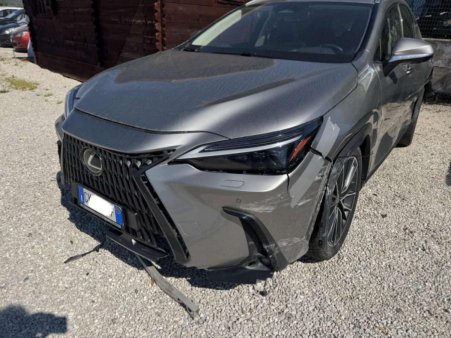 Серый Лексус NX 450h 2022 в Вильнюс, объемом двигателя 0.00 л и пробегом 140 тыс. км за 18600 €, фото 1 на AUTOMOTO.COM.LV