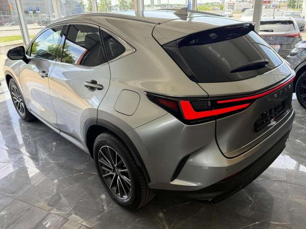 Pelēks Lexus NX 450h 2022 Panevēža, ar dzinēja tilpumu 2.50 L un nobraukumu 103 tūkst. km par 38900 €, foto 3 vietnē AUTOMOTO.COM.LV