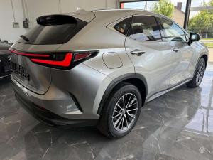 Pelēks Lexus NX 450h 2022 Panevēža, ar dzinēja tilpumu 2.50 L un nobraukumu 103 tūkst. km par 38900 €, foto 5 vietnē AUTOMOTO.COM.LV