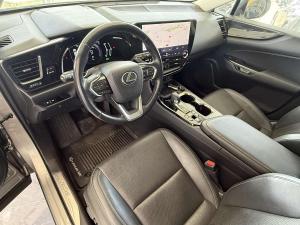 Pelēks Lexus NX 450h 2022 Panevēža, ar dzinēja tilpumu 2.50 L un nobraukumu 103 tūkst. km par 38900 €, foto 22 vietnē AUTOMOTO.COM.LV