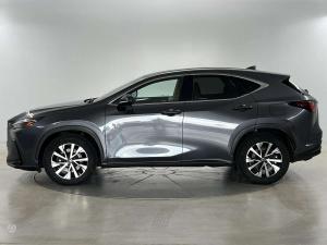Pelēks Lexus NX 450h 2022 Viļņa, ar dzinēja tilpumu 2.49 L un nobraukumu 83 tūkst. km par 47900 €, foto 4 vietnē AUTOMOTO.COM.LV
