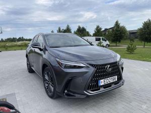 Pelēks Lexus NX 450h 2022 Klaipėda, ar dzinēja tilpumu 2.49 L un nobraukumu 77 tūkst. km par 487 €, foto  vietnē AUTOMOTO.COM.LV