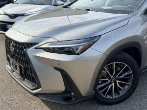 Серый Лексус NX 450h 2022 в Вильнюс, объемом двигателя 2.50 л и пробегом 78 тыс. км за 38500 €, фото 3 на AUTOMOTO.COM.LV