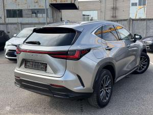 Серый Лексус NX 450h 2022 в Вильнюс, объемом двигателя 2.50 л и пробегом 78 тыс. км за 38500 €, фото 9 на AUTOMOTO.COM.LV