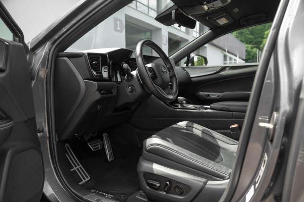 Pelēks Lexus NX 450h 2023 Viļņa, ar dzinēja tilpumu 2.49 L un nobraukumu 72 tūkst. km par 49990 €, foto 3 vietnē AUTOMOTO.COM.LV