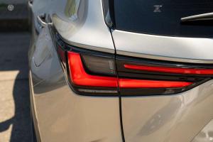 Grey Lexus NX 450h 2025 in Vilnius, with an engine capacity of 2.49 L and mileage of 20 thousand km for 58800 €, photo 13 on AUTOMOTO.COM.LV