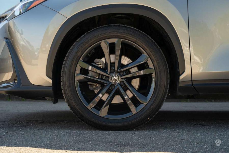 Grey Lexus NX 450h 2025 in Vilnius, with an engine capacity of 2.49 L and mileage of 20 thousand km for 58800 €, photo 34 on AUTOMOTO.COM.LV