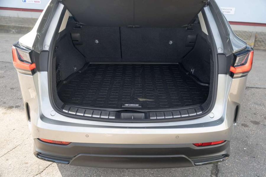 Pelēks Lexus NX 450h 2025 Viļņa, ar dzinēja tilpumu 2.49 L un nobraukumu 11 tūkst. km par 59500 €, foto 36 vietnē AUTOMOTO.COM.LV