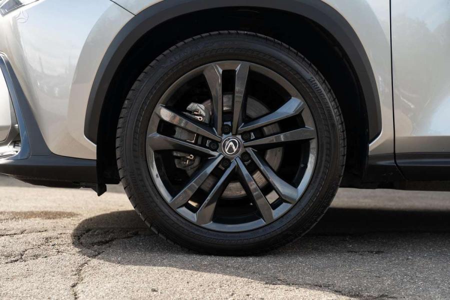 Pelēks Lexus NX 450h 2025 Viļņa, ar dzinēja tilpumu 2.49 L un nobraukumu 11 tūkst. km par 59500 €, foto 39 vietnē AUTOMOTO.COM.LV