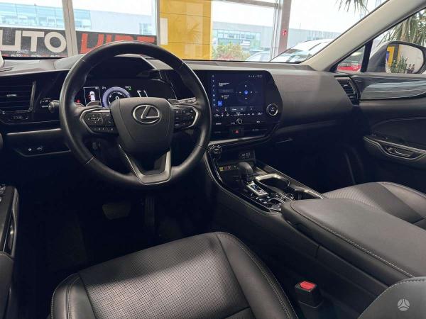 White Lexus NX 450h 2022 in Vilnius, with an engine capacity of 2.49 L and mileage of 29 thousand km for 47190 €, photo 9 on AUTOMOTO.COM.LV