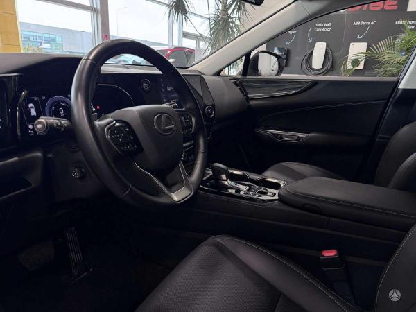 White Lexus NX 450h 2022 in Vilnius, with an engine capacity of 2.49 L and mileage of 29 thousand km for 47190 €, photo 10 on AUTOMOTO.COM.LV