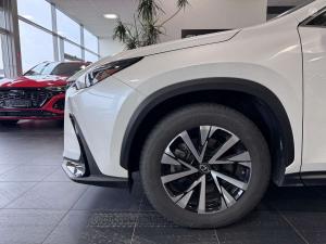 White Lexus NX 450h 2022 in Vilnius, with an engine capacity of 2.49 L and mileage of 29 thousand km for 47190 €, photo 38 on AUTOMOTO.COM.LV