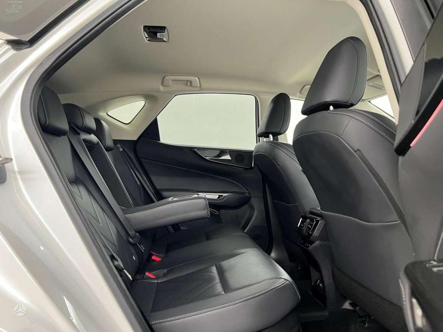 White Lexus NX 450h 2022 in Vilnius, with an engine capacity of 2.49 L and mileage of 89 thousand km for 47900 €, photo 8 on AUTOMOTO.COM.LV
