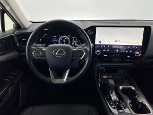 White Lexus NX 450h 2022 in Vilnius, with an engine capacity of 2.49 L and mileage of 89 thousand km for 47900 €, photo 10 on AUTOMOTO.COM.LV