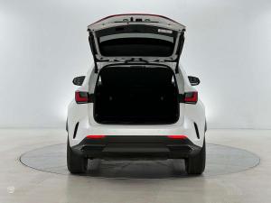 White Lexus NX 450h 2022 in Vilnius, with an engine capacity of 2.49 L and mileage of 89 thousand km for 47900 €, photo 11 on AUTOMOTO.COM.LV