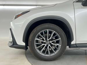 White Lexus NX 450h 2022 in Vilnius, with an engine capacity of 2.49 L and mileage of 89 thousand km for 47900 €, photo 16 on AUTOMOTO.COM.LV