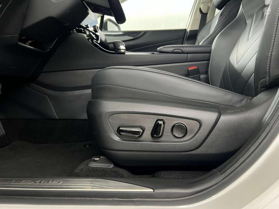 White Lexus NX 450h 2022 in Vilnius, with an engine capacity of 2.49 L and mileage of 89 thousand km for 47900 €, photo 26 on AUTOMOTO.COM.LV