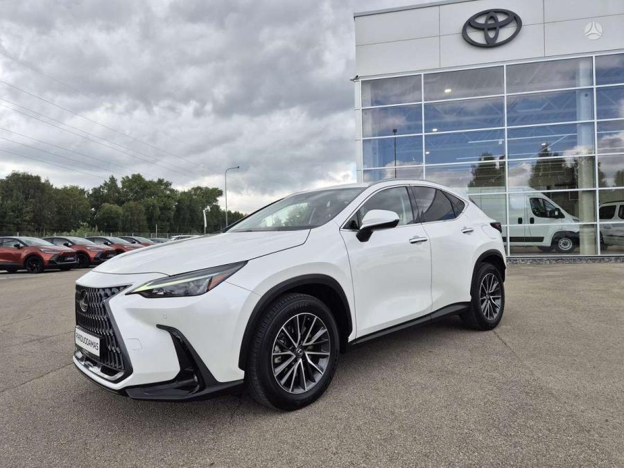 White Lexus NX 450h 2022 in Panevezys, with an engine capacity of 2.49 L and mileage of 60 thousand km for 43490 €, photo 8 on AUTOMOTO.COM.LV