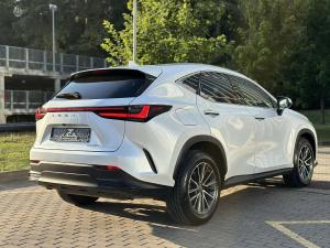 White Lexus NX 450h 2023 in Vilnius, with an engine capacity of 2.50 L and mileage of 29 thousand km for 49499 €, photo 4 on AUTOMOTO.COM.LV