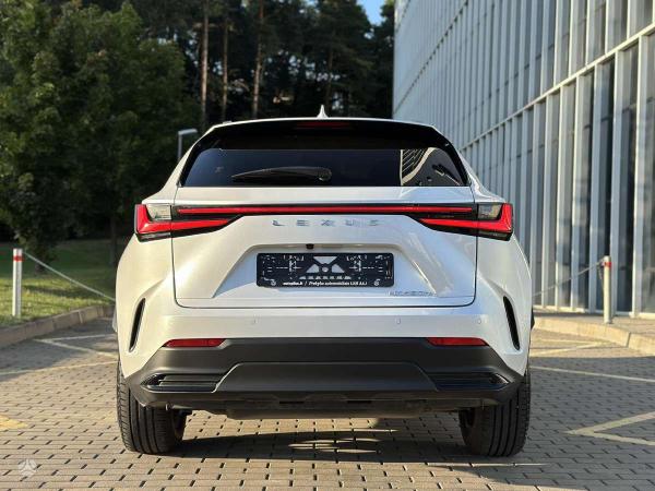 White Lexus NX 450h 2023 in Vilnius, with an engine capacity of 2.50 L and mileage of 29 thousand km for 49499 €, photo 5 on AUTOMOTO.COM.LV