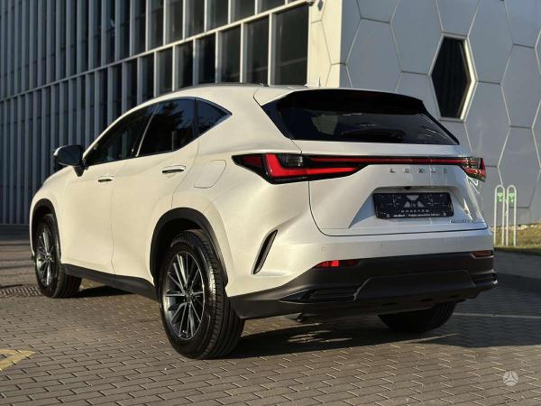 White Lexus NX 450h 2023 in Vilnius, with an engine capacity of 2.50 L and mileage of 29 thousand km for 49499 €, photo 6 on AUTOMOTO.COM.LV