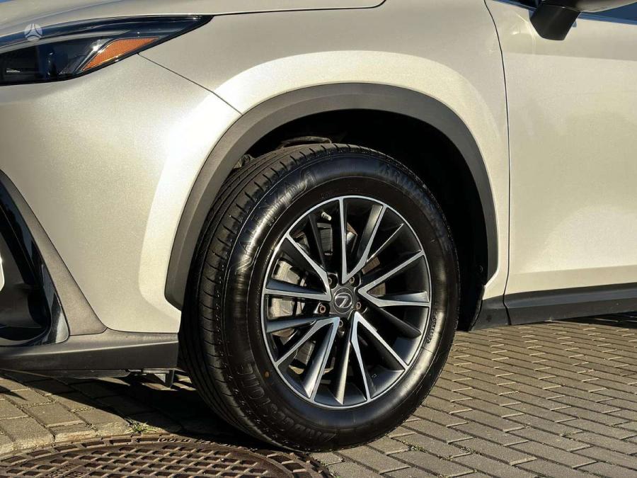 White Lexus NX 450h 2023 in Vilnius, with an engine capacity of 2.50 L and mileage of 29 thousand km for 49499 €, photo 7 on AUTOMOTO.COM.LV