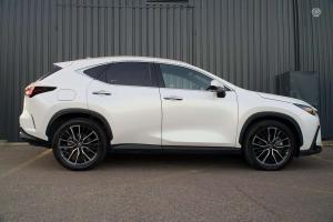 White Lexus NX 450h 2023 in Vilnius, with an engine capacity of 2.49 L and mileage of 15 thousand km for 49900 €, photo 6 on AUTOMOTO.COM.LV