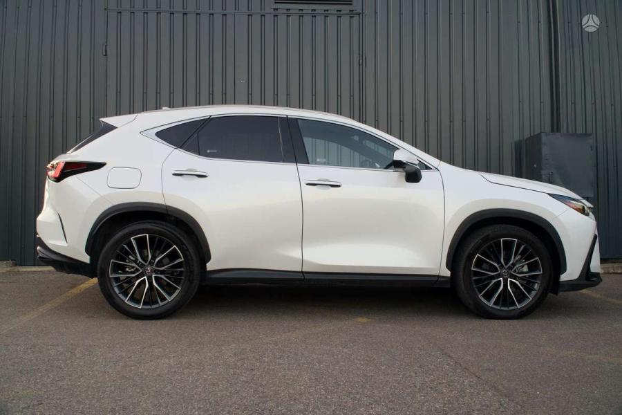 White Lexus NX 450h 2023 in Vilnius, with an engine capacity of 2.49 L and mileage of 15 thousand km for 49900 €, photo 6 on AUTOMOTO.COM.LV