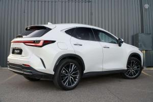White Lexus NX 450h 2023 in Vilnius, with an engine capacity of 2.49 L and mileage of 15 thousand km for 49900 €, photo 8 on AUTOMOTO.COM.LV