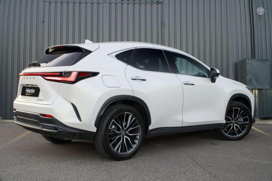 White Lexus NX 450h 2023 in Vilnius, with an engine capacity of 2.49 L and mileage of 15 thousand km for 49900 €, photo 8 on AUTOMOTO.COM.LV
