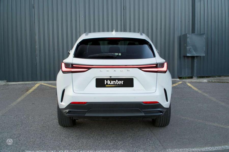 White Lexus NX 450h 2023 in Vilnius, with an engine capacity of 2.49 L and mileage of 15 thousand km for 49900 €, photo 9 on AUTOMOTO.COM.LV