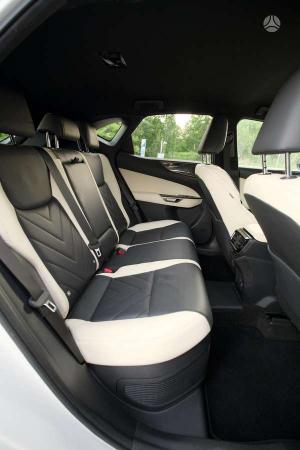White Lexus NX 450h 2023 in Vilnius, with an engine capacity of 2.49 L and mileage of 15 thousand km for 49900 €, photo 16 on AUTOMOTO.COM.LV