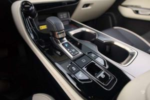 White Lexus NX 450h 2023 in Vilnius, with an engine capacity of 2.49 L and mileage of 15 thousand km for 49900 €, photo 27 on AUTOMOTO.COM.LV