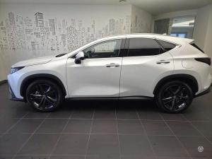 White Lexus NX 450h 2023 in Kaunas, with an engine capacity of 2.49 L and mileage of 30 thousand km for 48900 €, photo 4 on AUTOMOTO.COM.LV