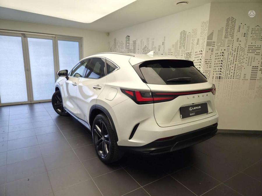 White Lexus NX 450h 2023 in Kaunas, with an engine capacity of 2.49 L and mileage of 30 thousand km for 48900 €, photo 5 on AUTOMOTO.COM.LV