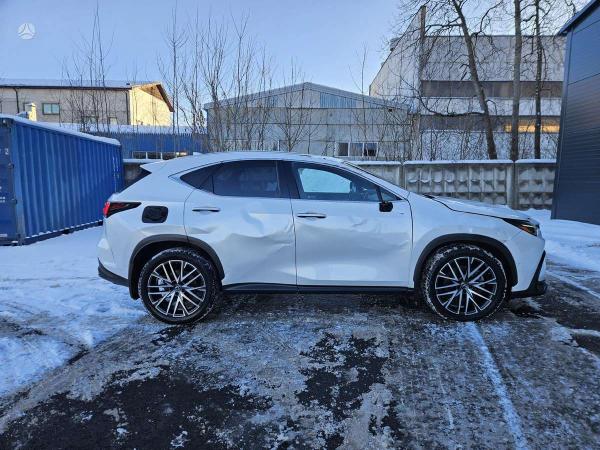 White Lexus NX 450h 2024 in Kaunas, with an engine capacity of 2.49 L and mileage of 40 thousand km for 21700 €, photo 4 on AUTOMOTO.COM.LV
