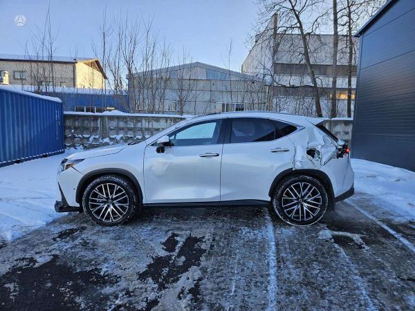 White Lexus NX 450h 2024 in Kaunas, with an engine capacity of 2.49 L and mileage of 40 thousand km for 21700 €, photo 5 on AUTOMOTO.COM.LV