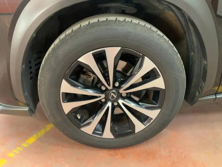Black Lexus NX 2018 in Daugavpils, with an engine capacity of 2.50 L and mileage of 114 thousand km for 28500 €, photo 7 on AUTOMOTO.COM.LV