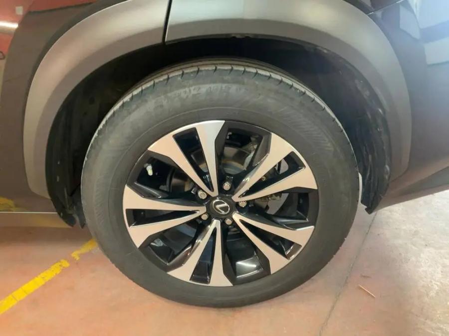 Black Lexus NX 2018 in Daugavpils, with an engine capacity of 2.50 L and mileage of 114 thousand km for 28500 €, photo 14 on AUTOMOTO.COM.LV